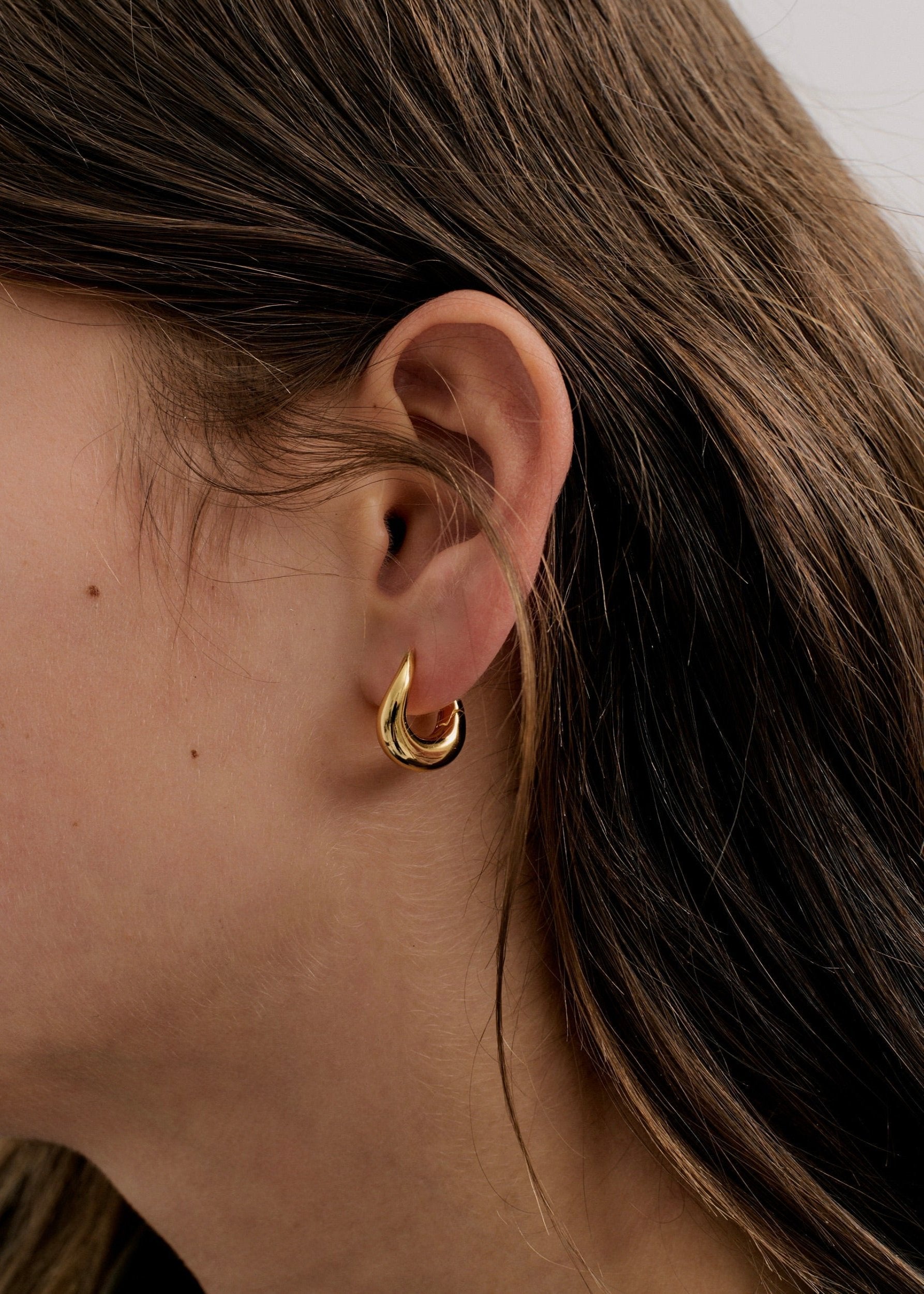 Moving On Huggie – Anna Rossi Jewellery